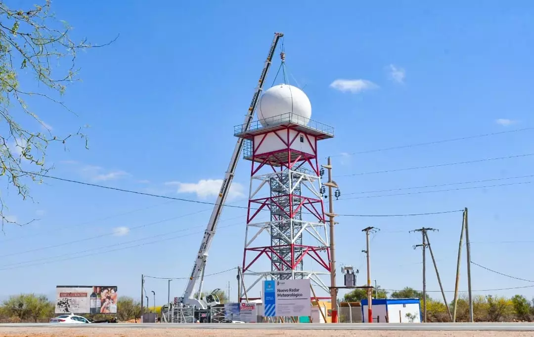 Realizan las maniobras finales para instalar el primer radar ...
